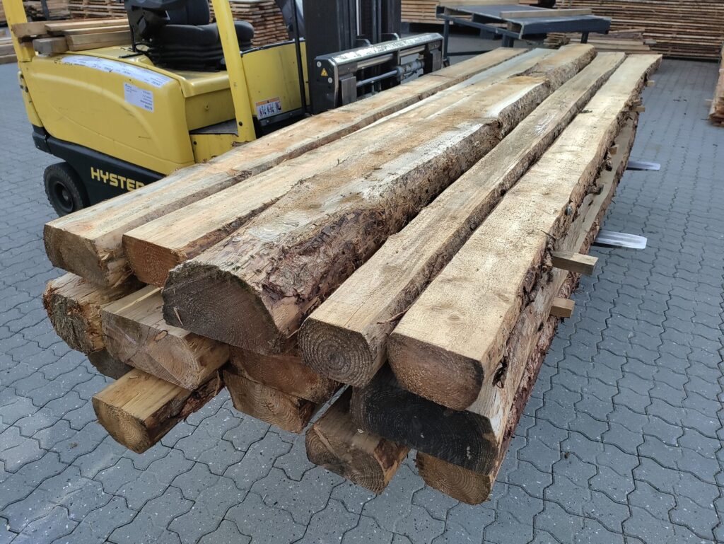 Stolper i lærketræ 15 stk. længde ca. 4.20m - Himmerlands Handel